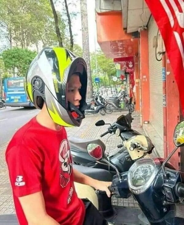 30 Weird Hats Spotted Out in the Wild
