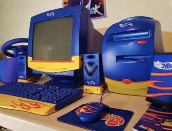 39 of the Weirdest Computer Setups People Apparently Use