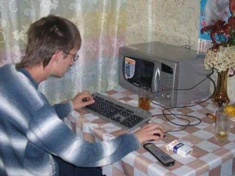39 of the Weirdest Computer Setups People Apparently Use