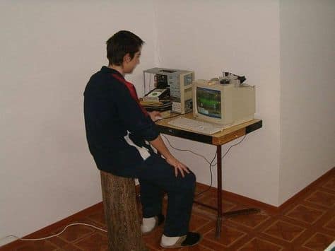 39 of the Weirdest Computer Setups People Apparently Use