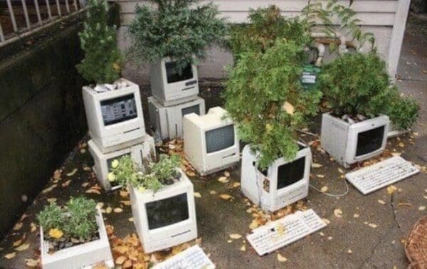 39 of the Weirdest Computer Setups People Apparently Use