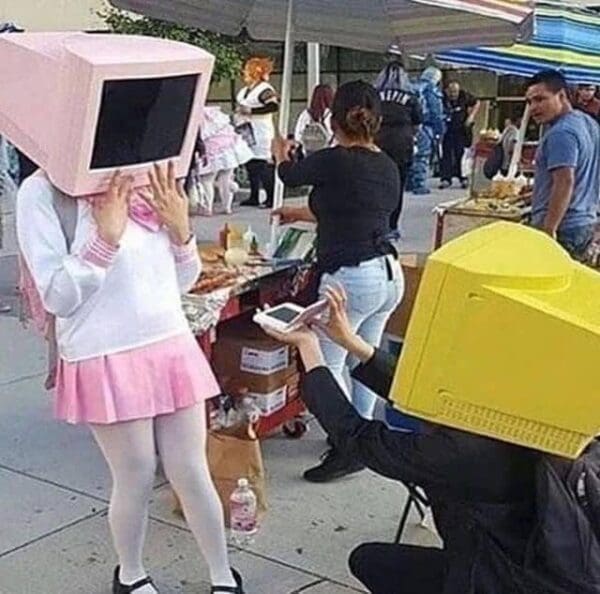 39 of the Weirdest Computer Setups People Apparently Use