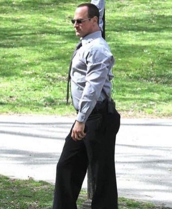 Caught Standing Weird: 40 Hilarious Public Moments Of People Standing ...