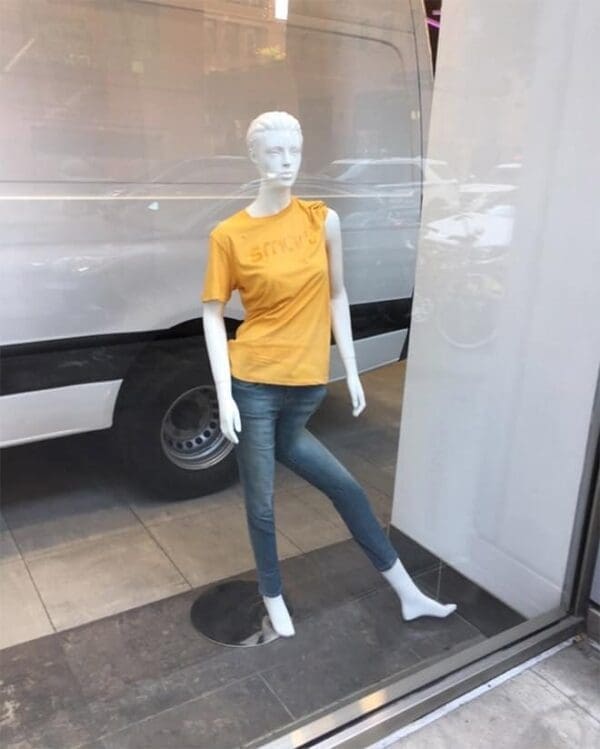 Caught Standing Weird: 40 Hilarious Public Moments Of People Standing ...