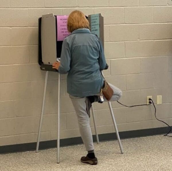 Caught Standing Weird: 40 Hilarious Public Moments Of People Standing ...